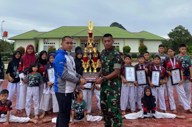Anak – anak Dojang Taekwondo Binaan Denzipur 14/GB Terima Piagam ...